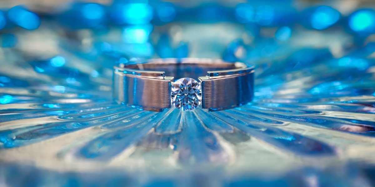 I could bring You Jewels—had I a mind to by Emily Dickinson - Poem Analysis